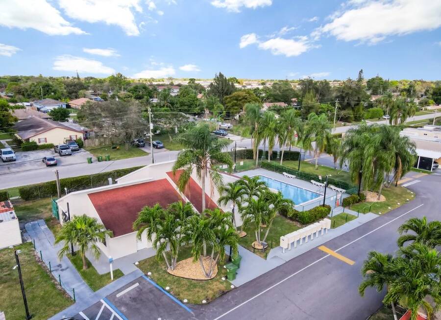 Marlboro Court | 4261 Hillary Circle, West Palm Beach, FL 33406 | MHBO.com